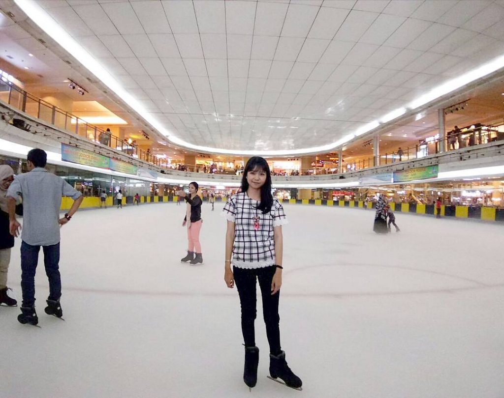 Dingin dan Seru, Bermain Ice Skating Bisa Jadi Pengisi Liburan yang ...