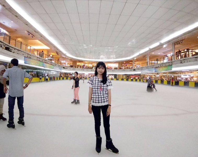 Dingin dan Seru, Bermain Ice Skating Bisa Jadi Pengisi Liburan yang ...