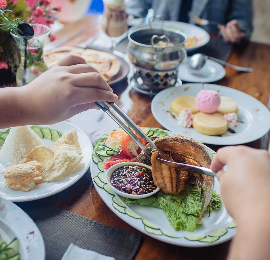 Nongkrong Seru di Athena Cafe Lembang, Serasa Masuk Istana Kerajaan ...