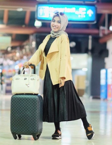 Ini Gaya Liburan dengan Rok Selutut, Keren dan Tetap Nyaman