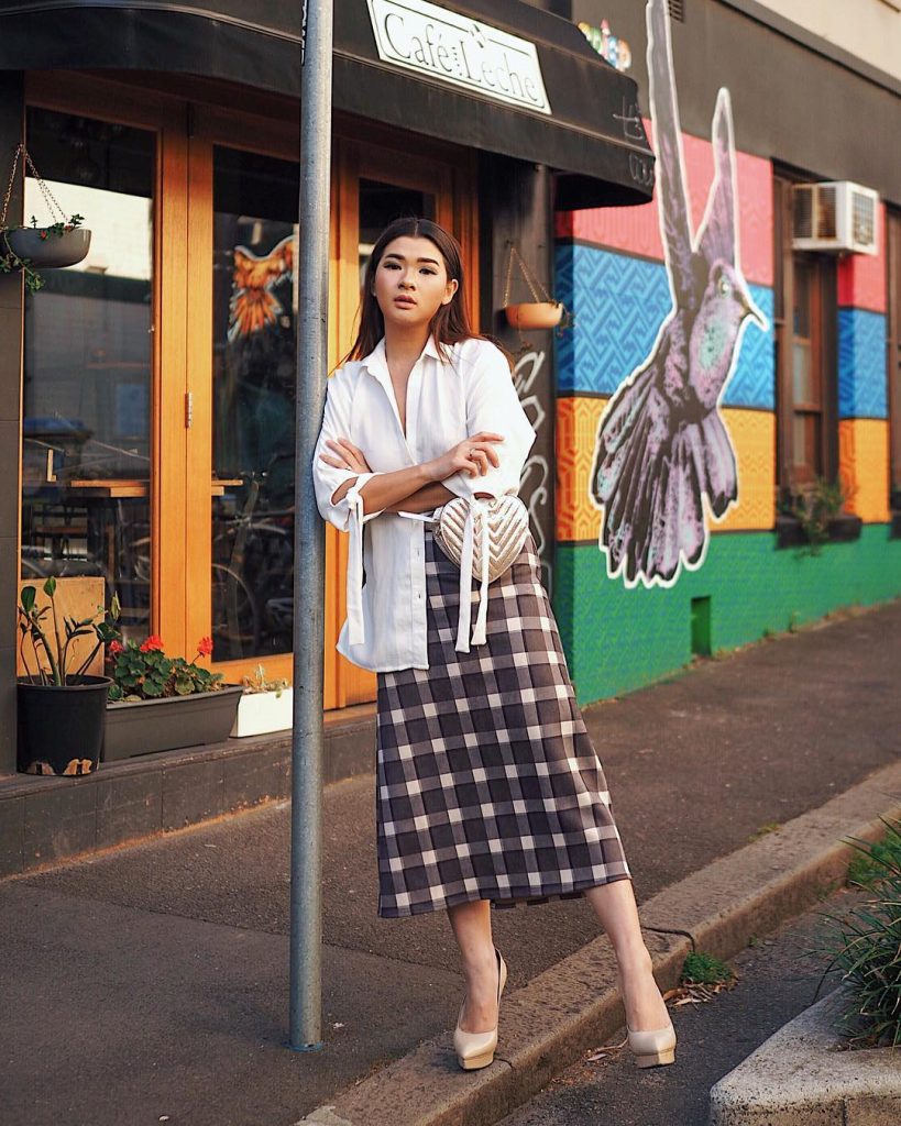 Ini Gaya Liburan dengan Rok Selutut, Keren dan Tetap Nyaman