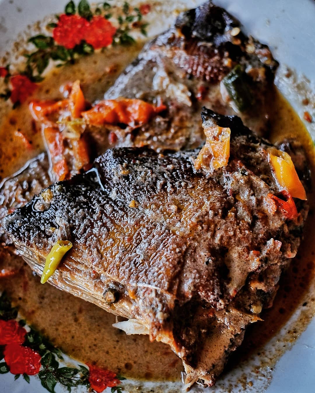 Warung Makan Kepala Manyung Bu Fat di Semarang, Cita rasa Gurih Pedas ...