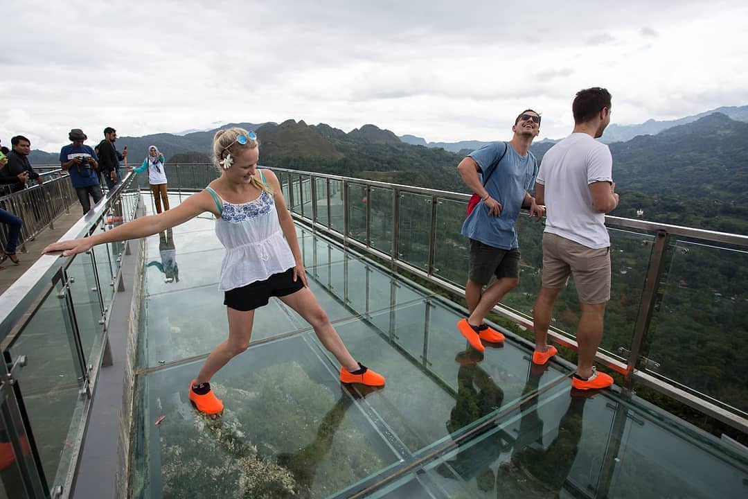 Takperlu ke China, Jembatan Kaca Buntu Burake Siap Tantang Adrenalinmu ...