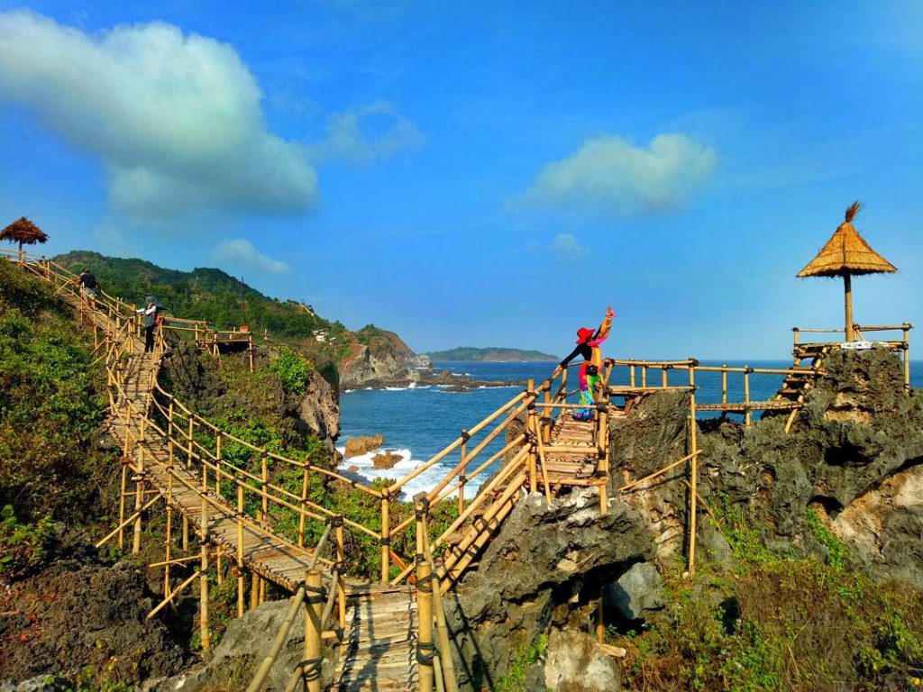 Garden Beach di Gunungkidul, Menikmati Pantai Jogja dengan Suguhan Batu ...