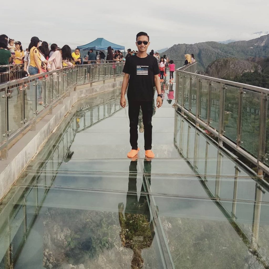 Takperlu ke China, Jembatan Kaca Buntu Burake Siap Tantang Adrenalinmu ...