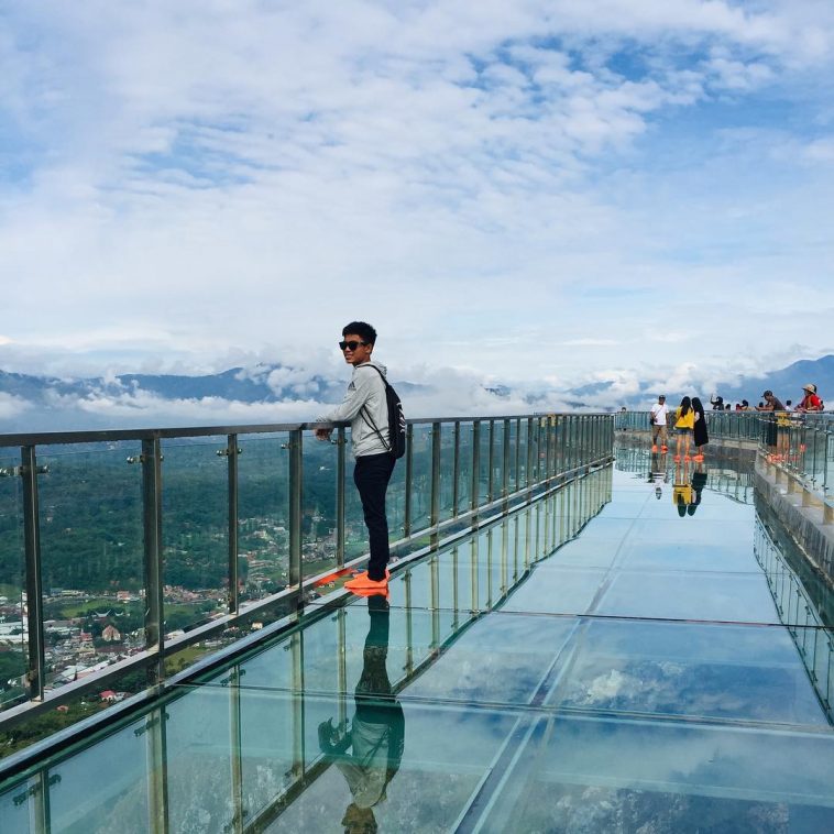 Takperlu ke China, Jembatan Kaca Buntu Burake Siap Tantang Adrenalinmu ...