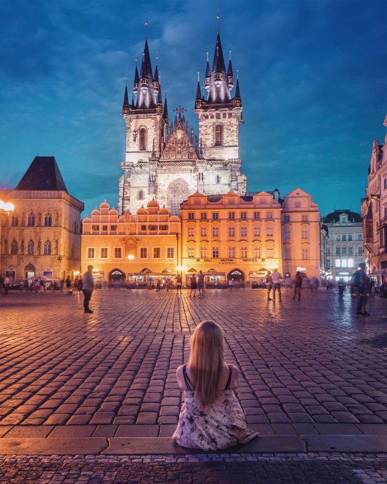 Cobain Lift Unik Tanpa Pintu yang Terus Bergerak di City Hall Praha