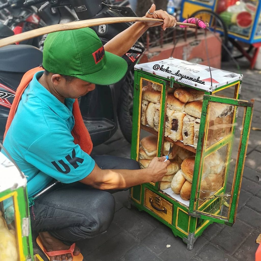 Roti Liong, Kuliner Jadul Pertahankan Cara Masak Lama Tanpa Mesin