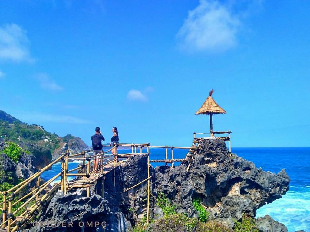 Garden Beach di Gunungkidul, Menikmati Pantai Jogja dengan Suguhan Batu ...