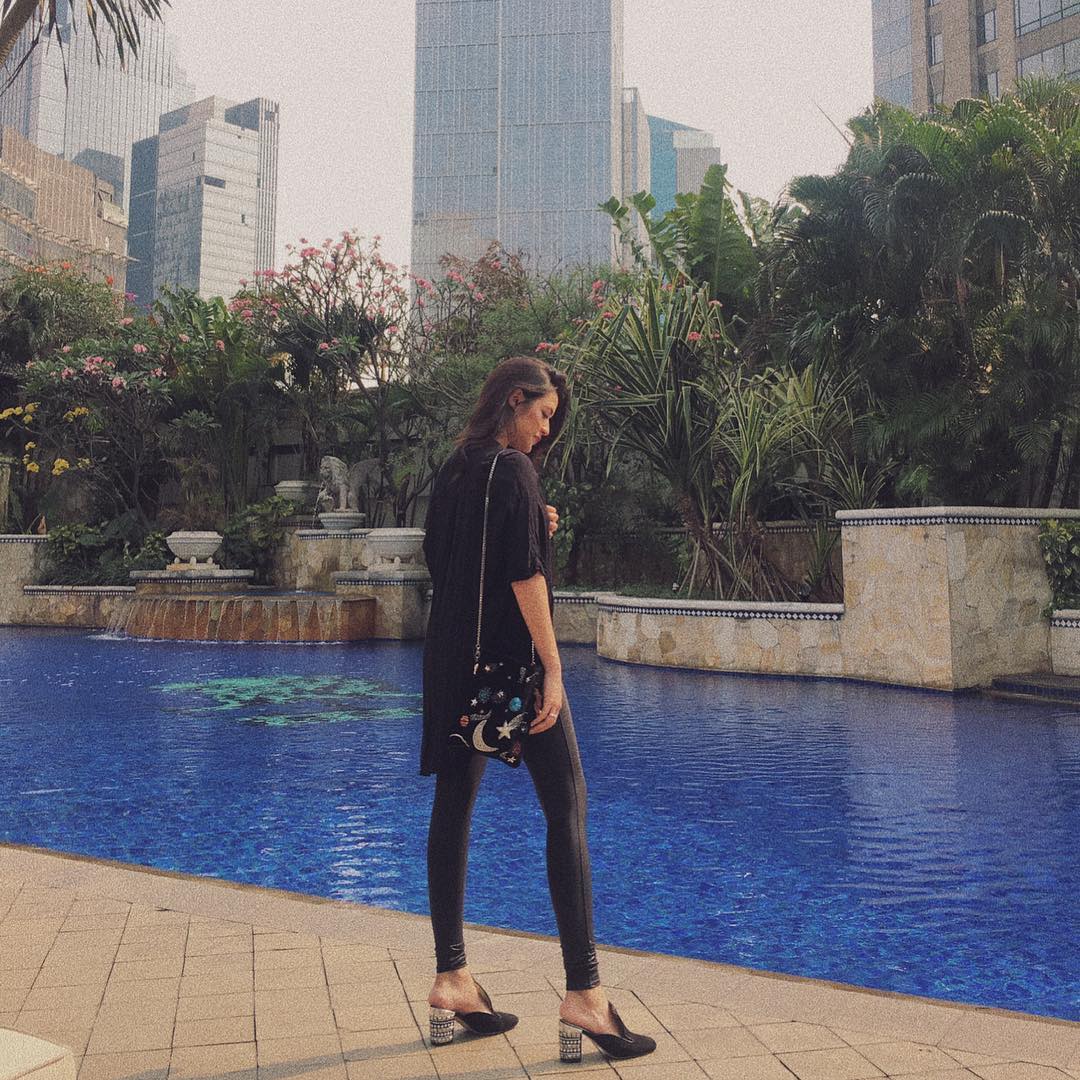 Mix&Match Legging Hitam Buat Liburan Bumil Ala Raisa yang Telah ...