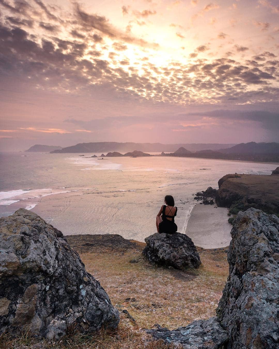 Pemandangan Luar Biasa dari Bukit-bukit di Lombok, Bikin Pengin Liburan!