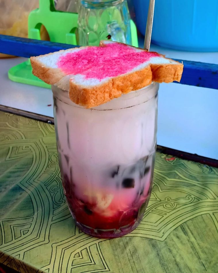Es di Malang dengan Roti Utuh Sebagai Tambahannya, Segar dan Kenyang ...