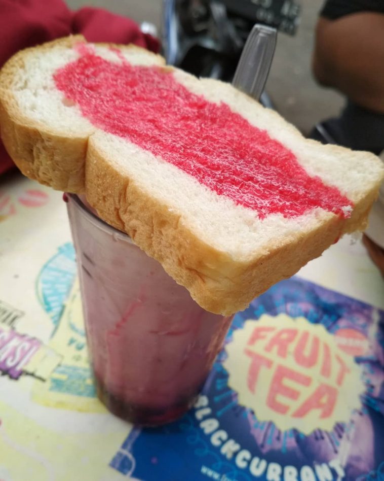 Es di Malang dengan Roti Utuh Sebagai Tambahannya, Segar dan Kenyang ...