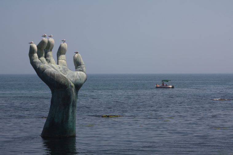 Uniknya Patung Bentuk Tangan di Dunia, Indonesia Juga Punya