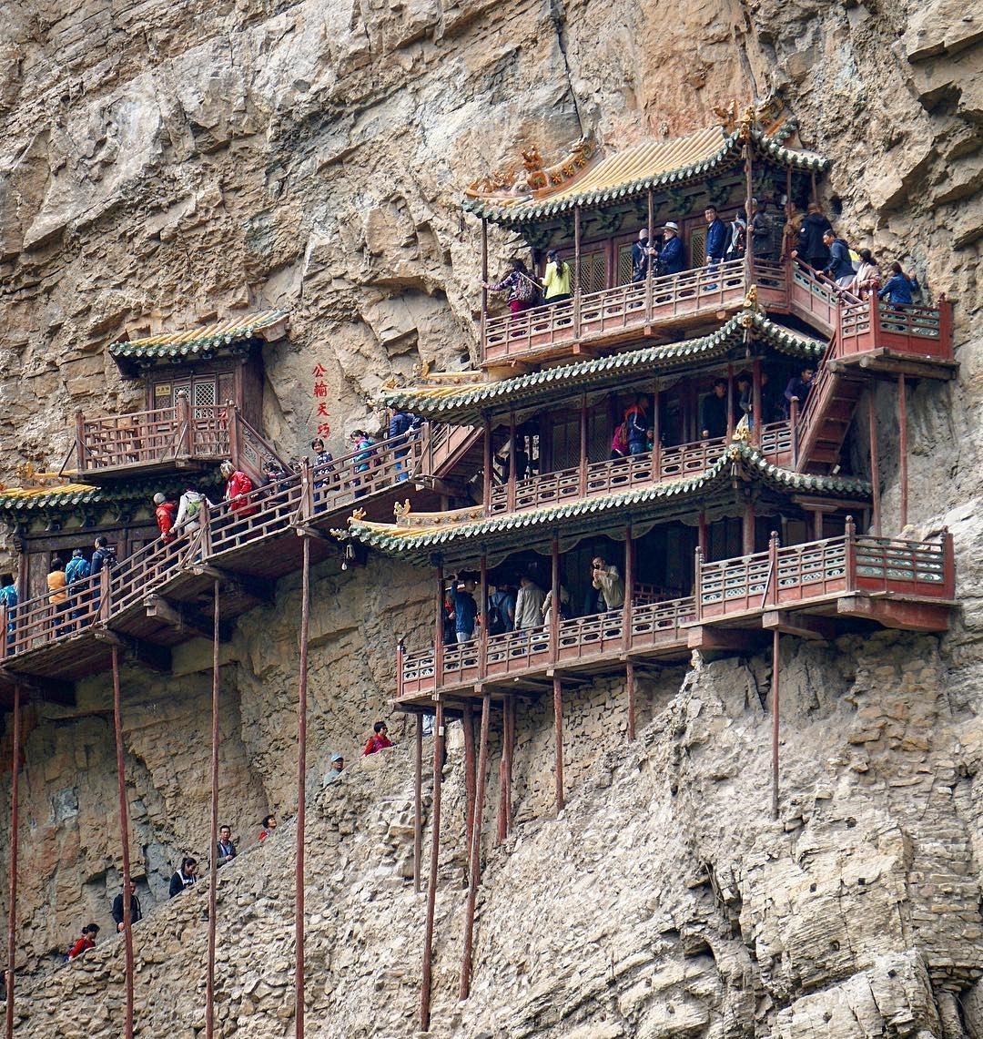Berkunjung ke Kuil Gantung di China Berusia 1500 Tahunan Ini, Berani?