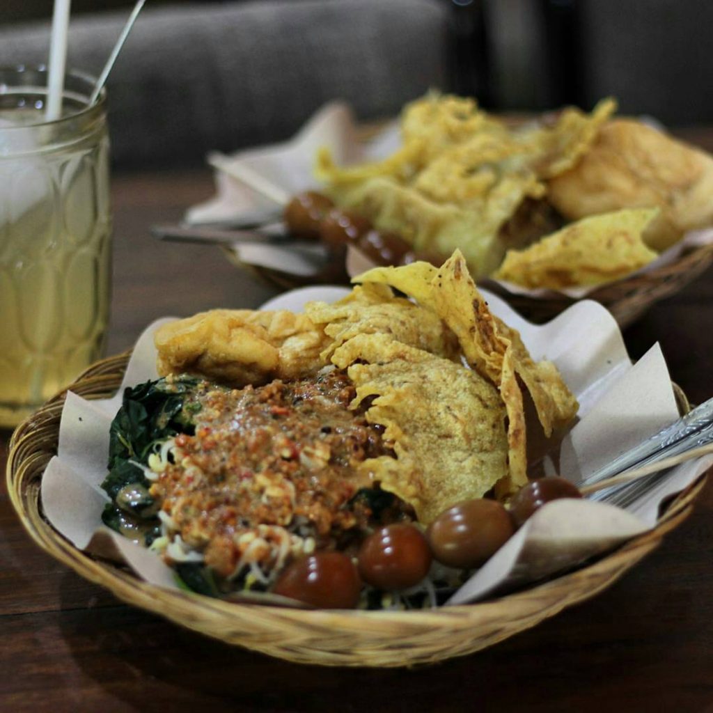 Pecel Mbok Bari sejak 1964, Pilihan Tepat Tempat Sarapan Enak di Blitar