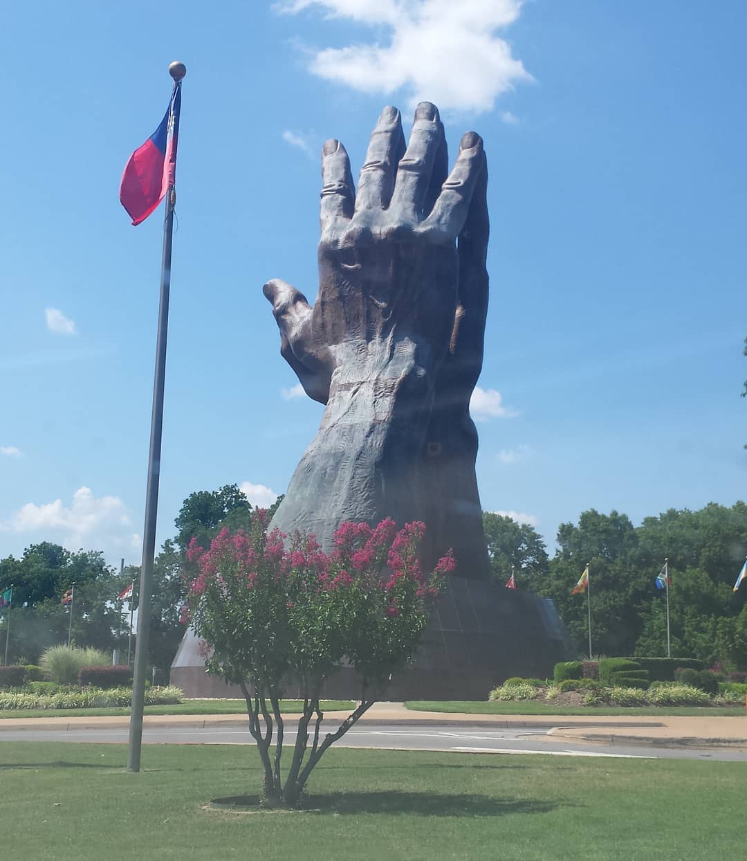 Uniknya Patung Bentuk Tangan di Dunia, Indonesia Juga Punya