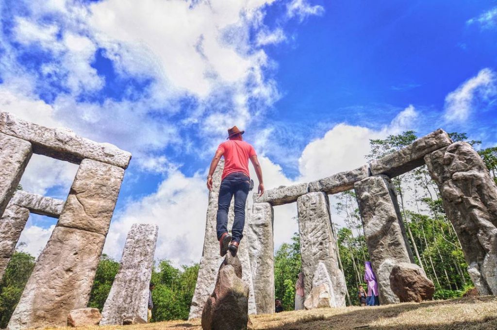 Spot Foto Standing Stone di Indonesia, Tampilkan Instalasi Batu Berdiri ...