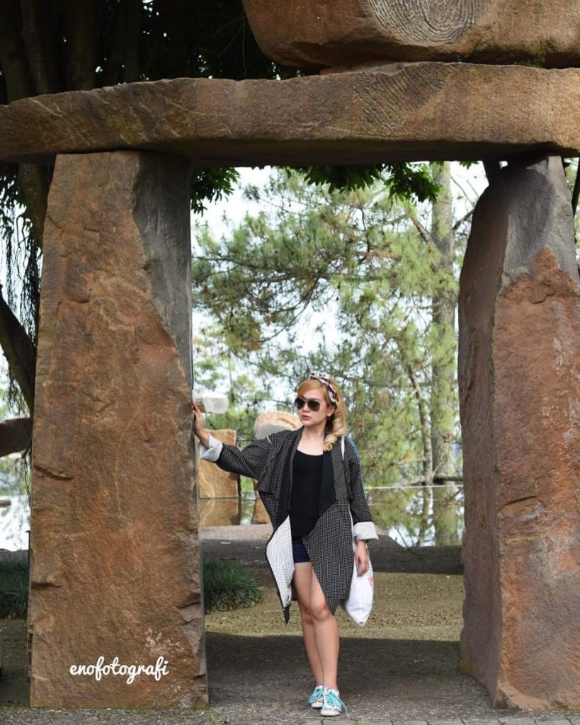 Spot Foto Standing Stone di Indonesia, Tampilkan Instalasi Batu Berdiri ...