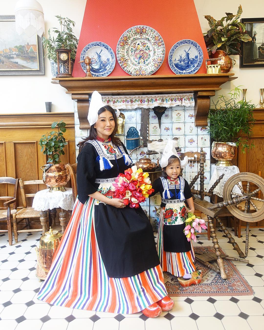 Serunya Babymoon Sarwendah di Belanda, Nyemplung Sepatu Raksasa Bareng ...