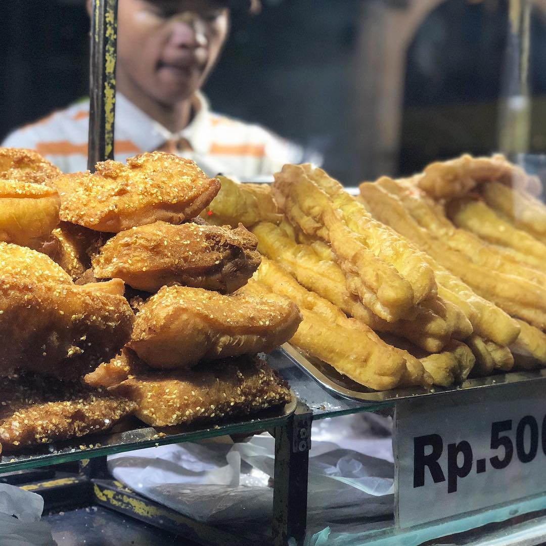 Cakue dan Roti Goreng di Surabaya, Cemal Cemil Enak dan Bikin Kenyang