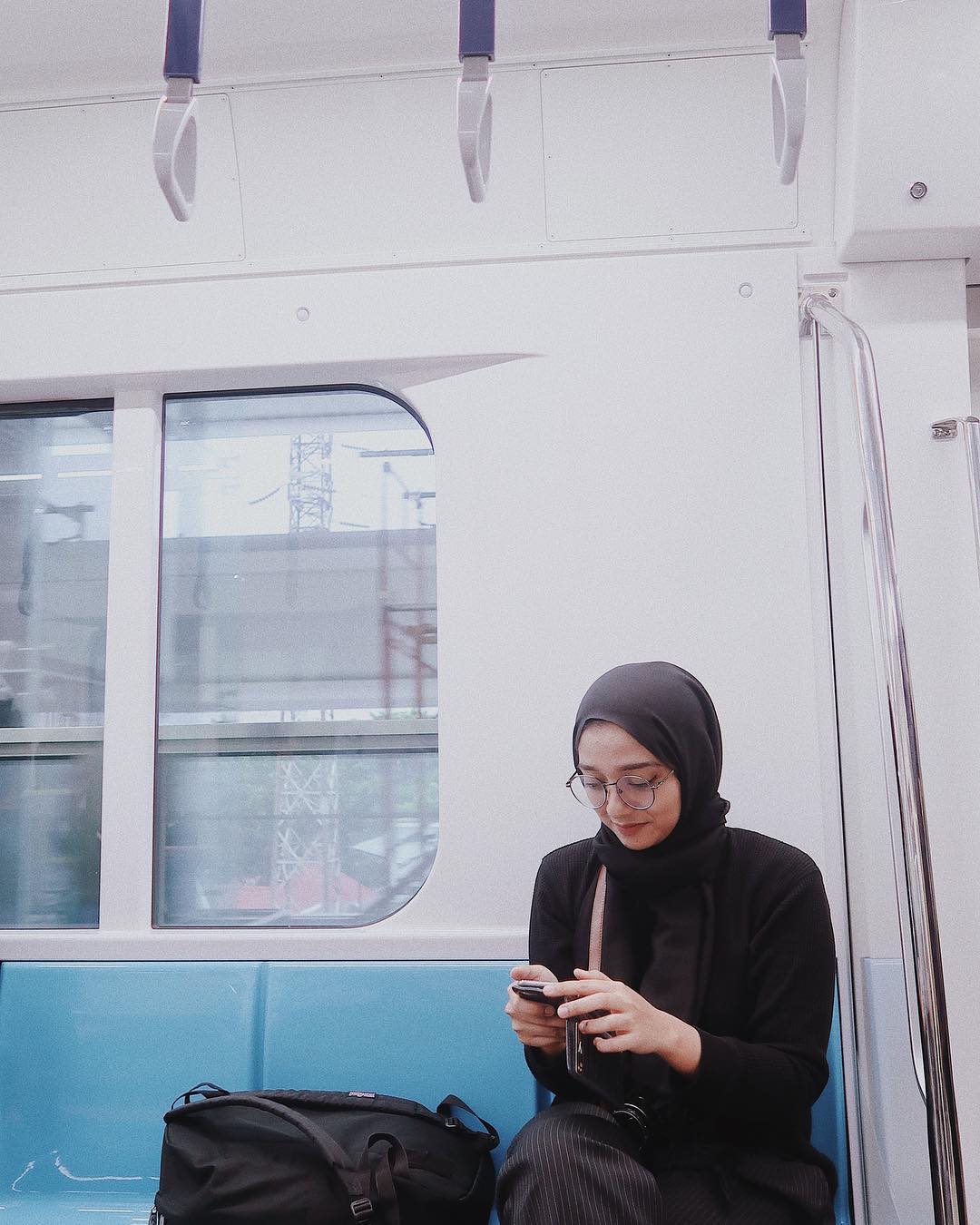 Mulai Uji Coba Publik Gratis, Ini Sekian Artis Indonesia yang Nyobain Naik MRT Jakarta