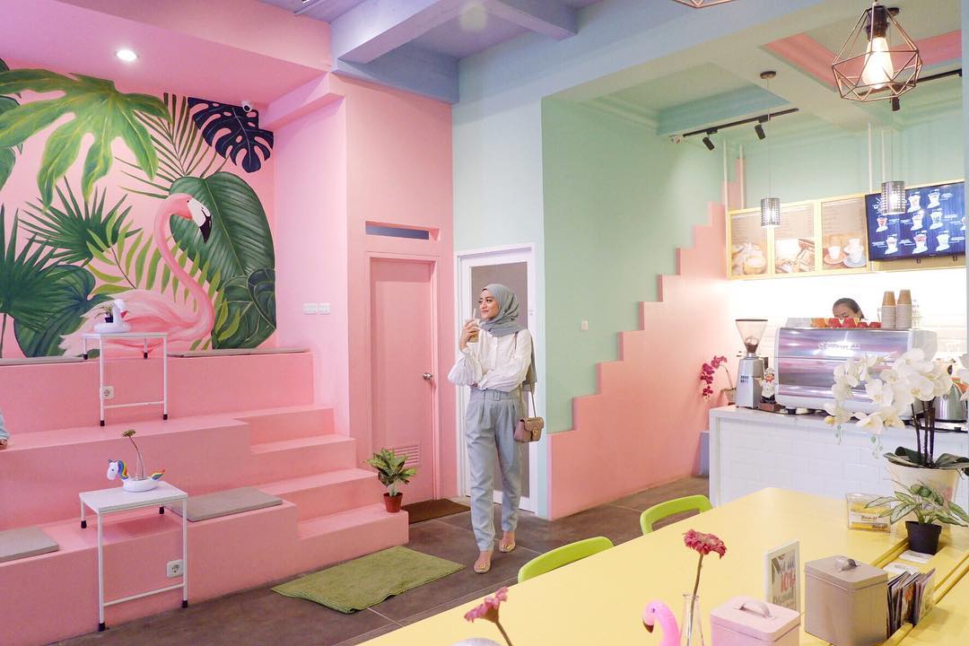 Kafe Tema Tropis di Bandung, Nyaman untuk Nongkrong Fotogenic buat Dibidik