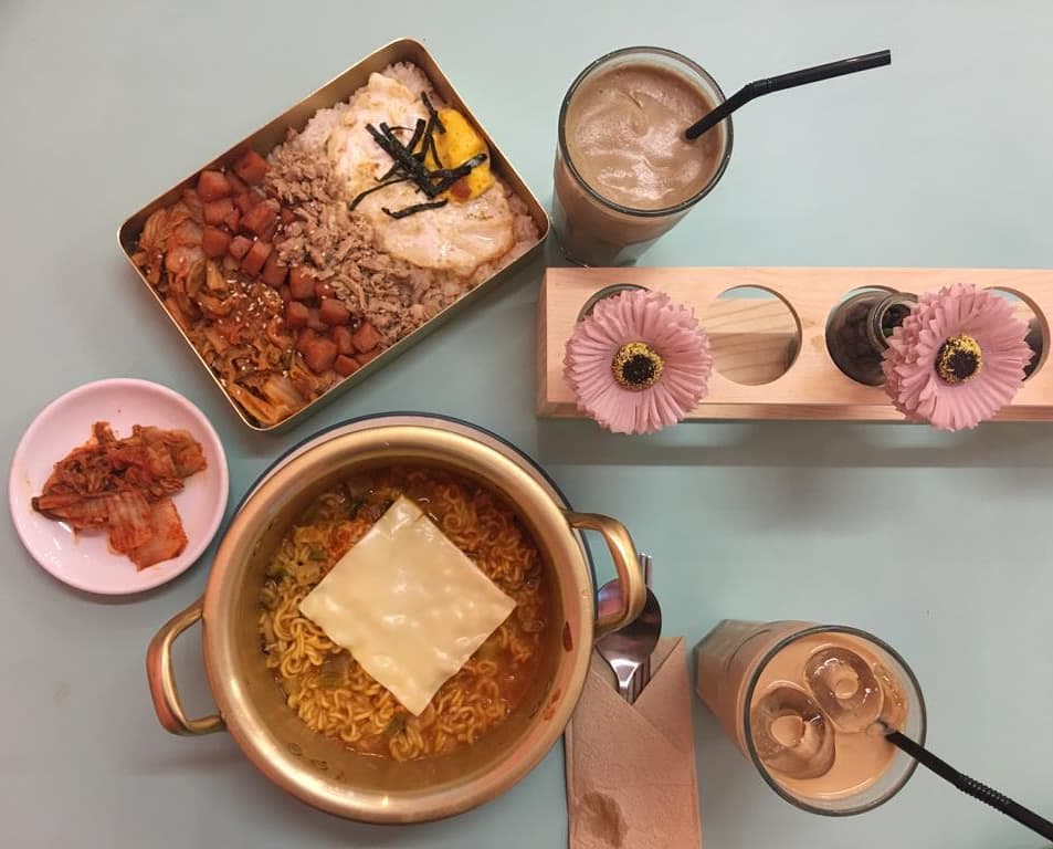 Michuu Korean Coffee House di Surabaya, Spot Hangout Baru ala Korea ...