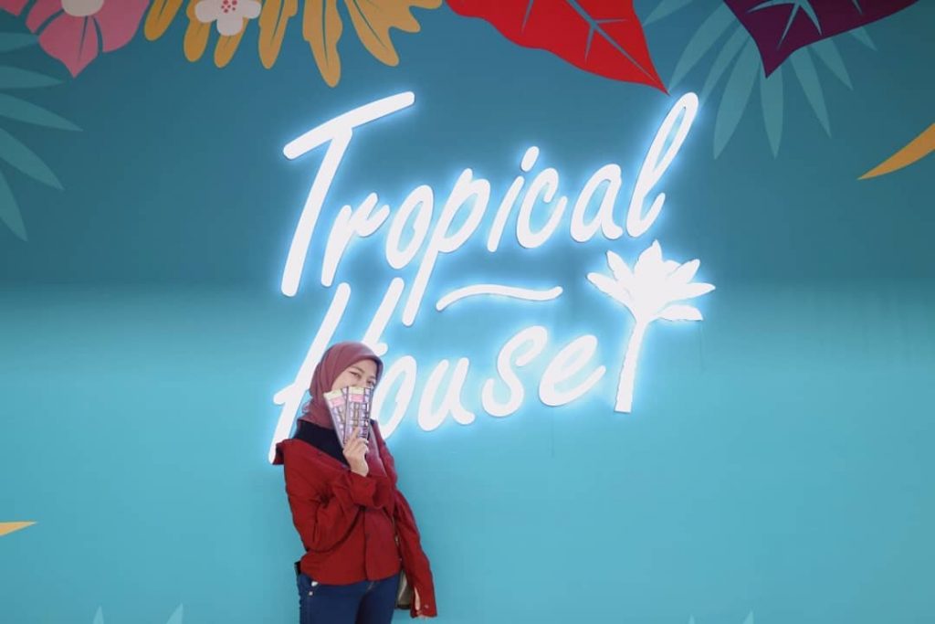 10 Spot Intagenic Tropical House, One Stop Selfie Bertema Tropis di ...
