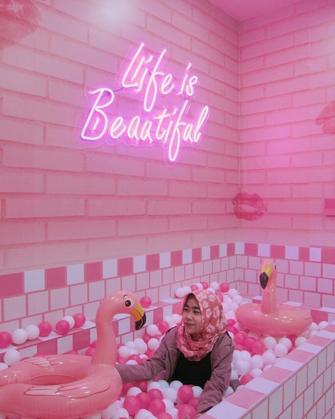 10 Spot Intagenic Tropical House, One Stop Selfie Bertema Tropis di ...