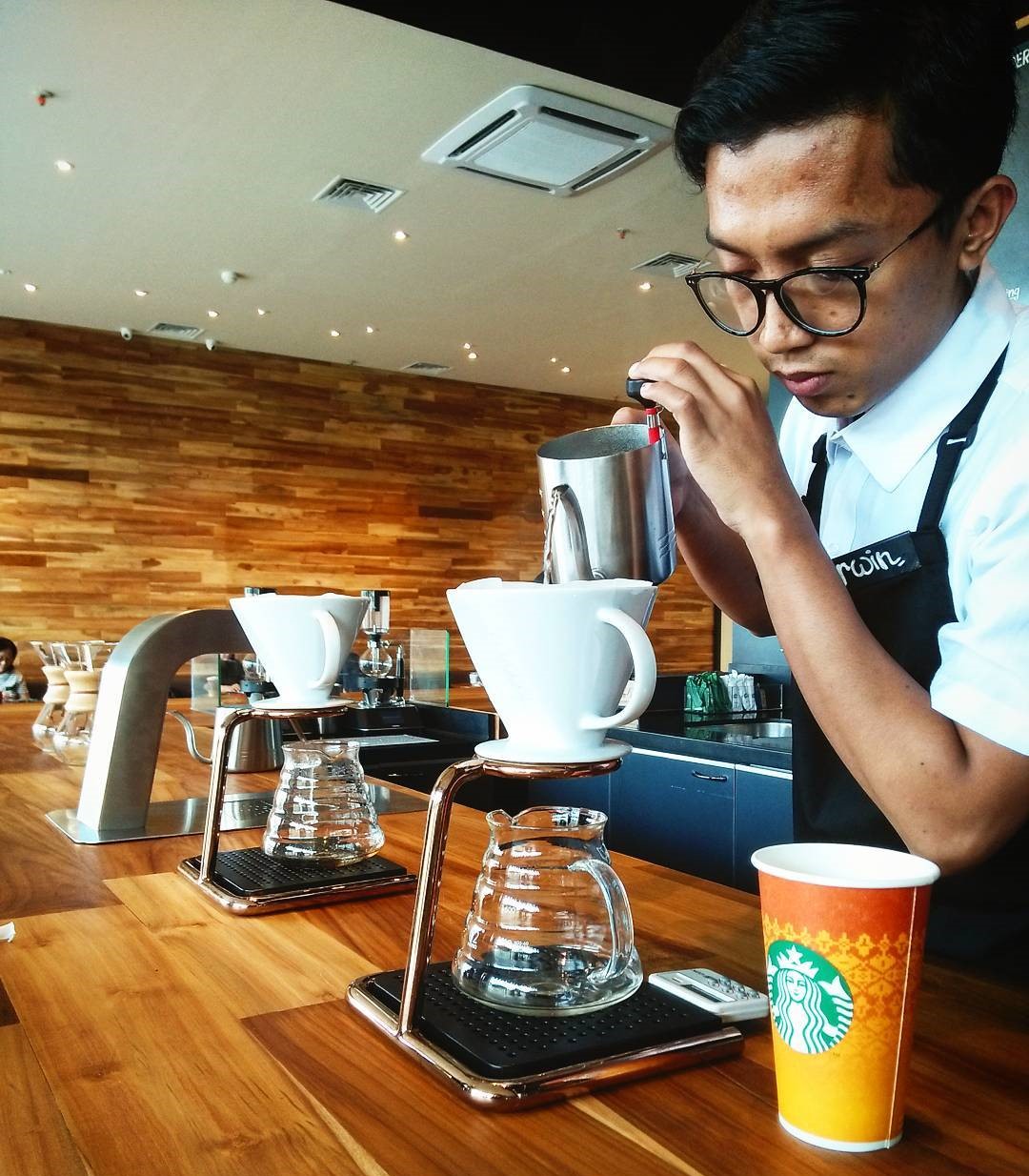 Belajar Bikin Kopi Sendiri di Coffee Shop Jakarta, Nongkrong Asyik ...
