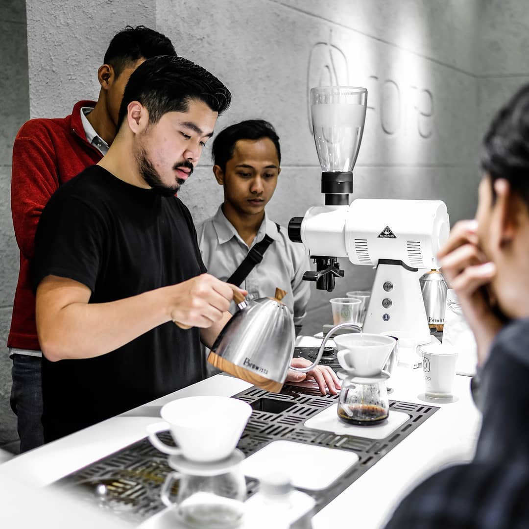 Belajar Bikin Kopi Sendiri di Coffee Shop Jakarta, Nongkrong Asyik ...