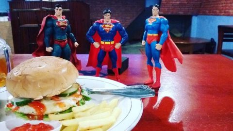 Tempat Nongkrong Asyik untuk Pecinta Action Figure, Makan Sambil ...