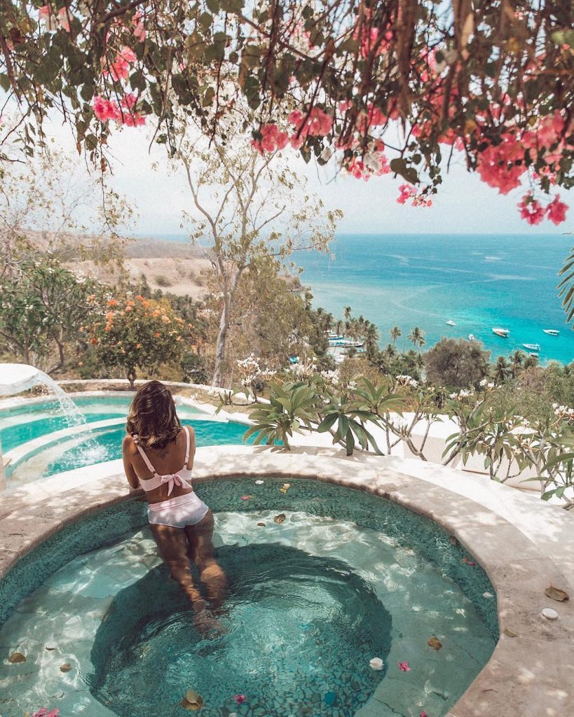 Mentigi Bay Dome Villas, Photogenic Accommodation Overlooking the Gilis