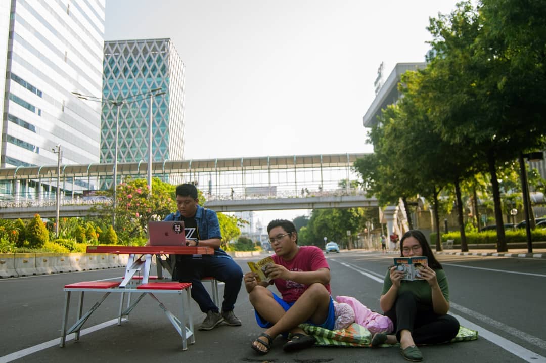 Jakarta Sepi, Begini 10 Potret Kocak Masyarakat ‘Kuasai’ Jalan Raya ...