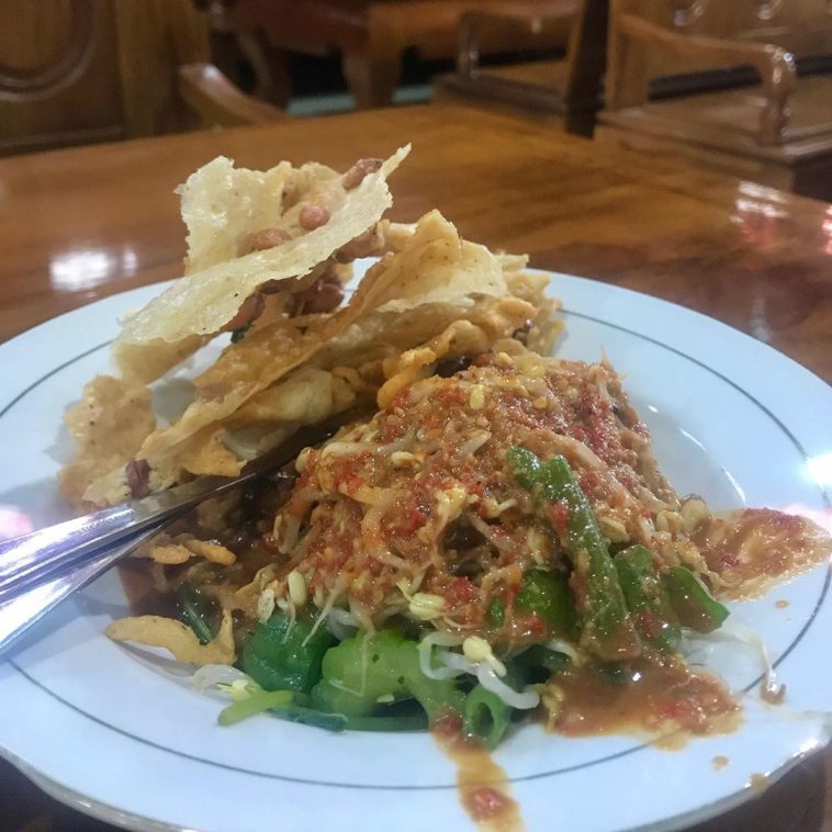 Enjoying the Authentic Pecel Tumpang in Kediri