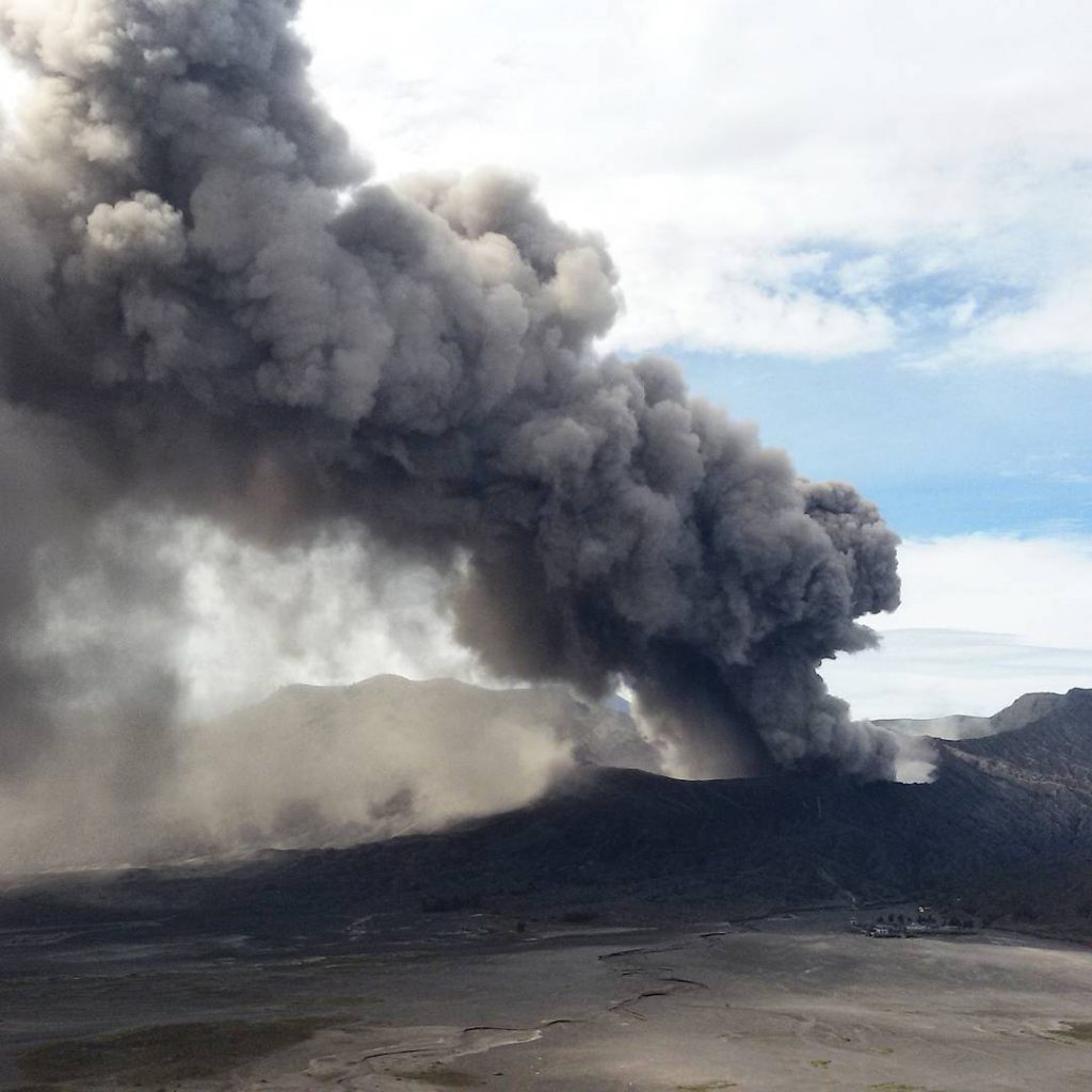 Bromo Erupsi Sehari Setelah Yadnya Kasada, Status Waspada