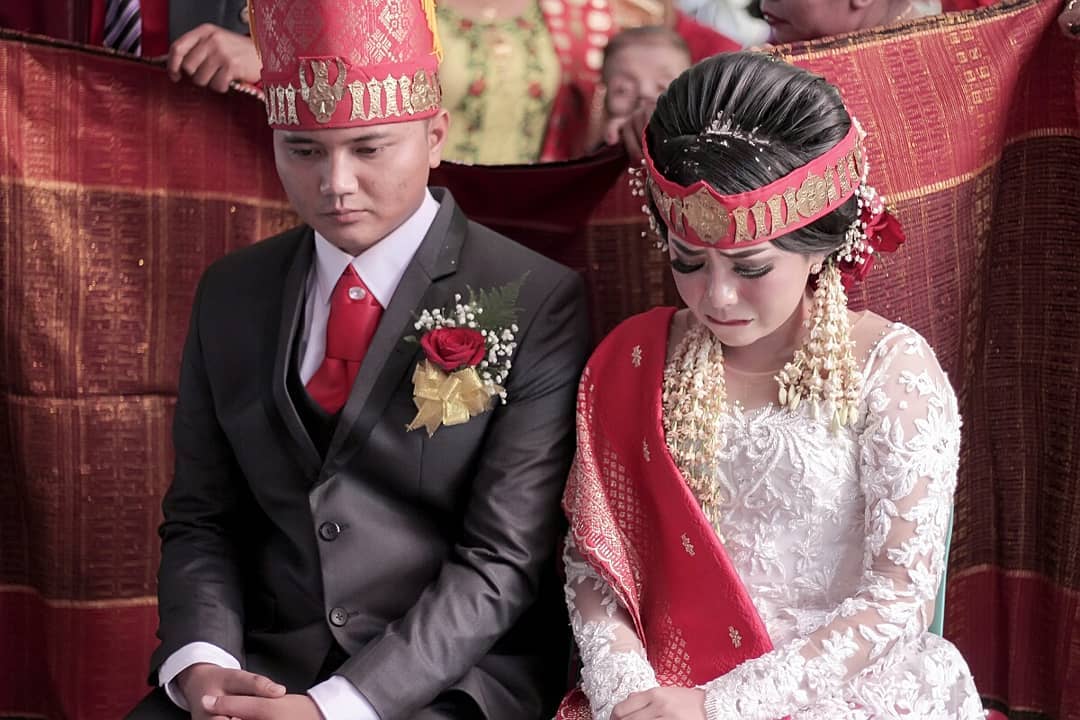 Tradisi Pernikahan Khas Masyarakat Sumatera, Ada Calon Pengantin Pria ‘Dihalangi’ Selendang