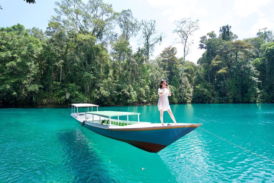 Labuan Cermin Lake, a Mirror with Two Flavors