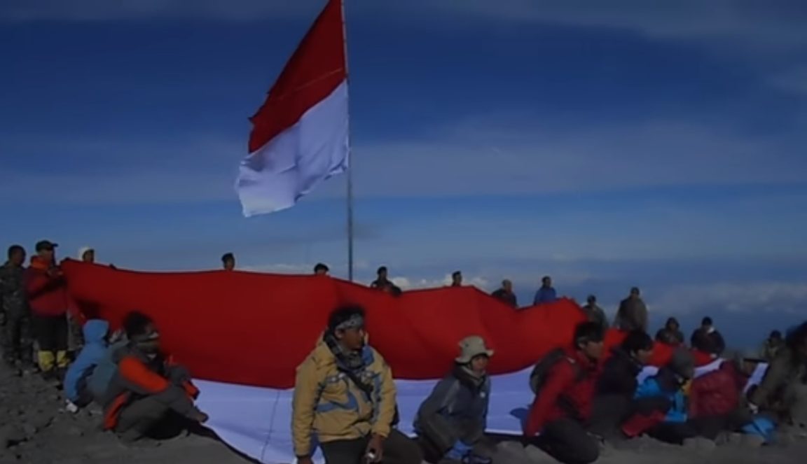 Upacara Bendera Unik di Indonesia, Mau Coba?