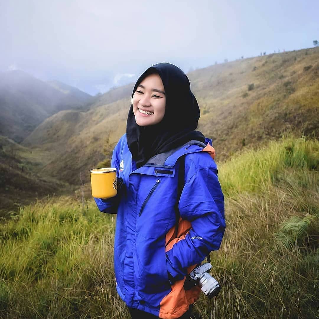 6 Inspirasi Pose Foto di Gunung, Bikin Gayamu Makin Bervariasi