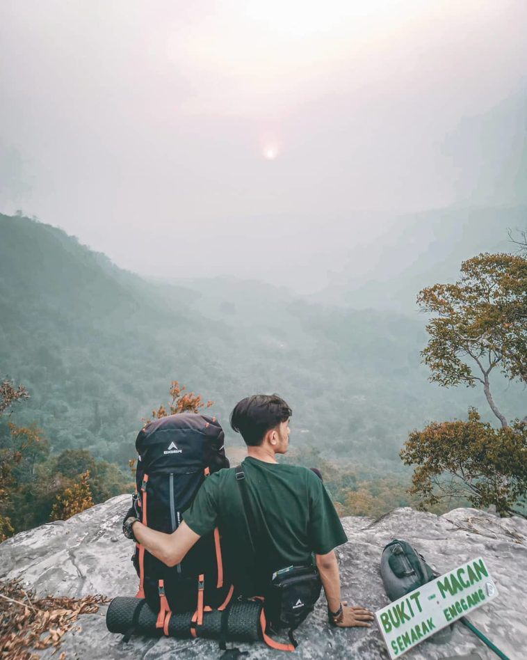 6 Inspirasi Pose Foto di Gunung, Bikin Gayamu Makin Bervariasi