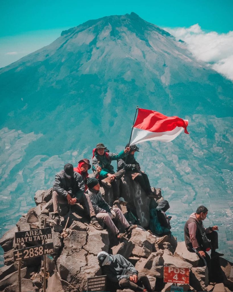 6 Inspirasi Pose Foto di Gunung, Bikin Gayamu Makin Bervariasi