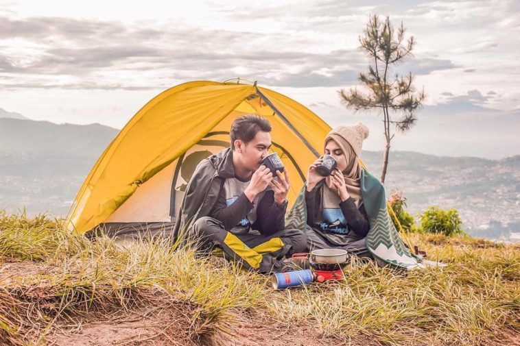 6 Inspirasi Pose Foto di Gunung, Bikin Gayamu Makin Bervariasi