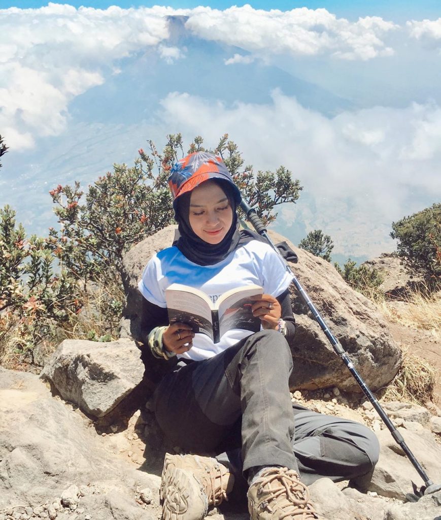 6 Inspirasi Pose Foto di Gunung, Bikin Gayamu Makin Bervariasi