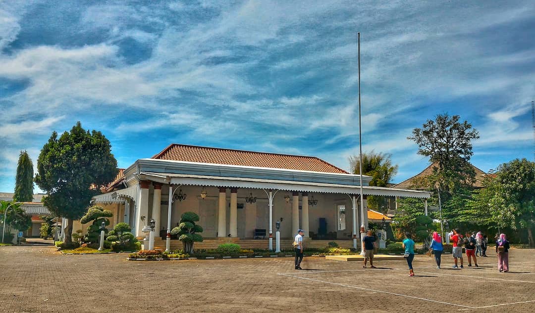 Sosok Misterius dalam Lukisan di Hotel Tugu Malang Ternyata Seorang Ibu ...
