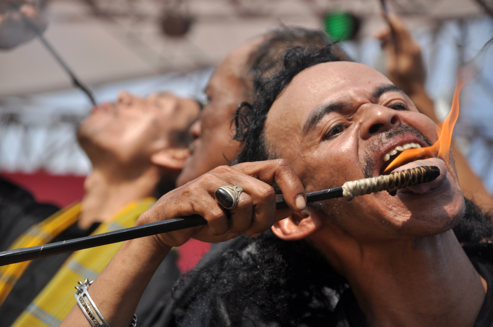 5 Ritual Adat Terekstrem di Indonesia, Aksinya Bikin Bergidik Ngeri