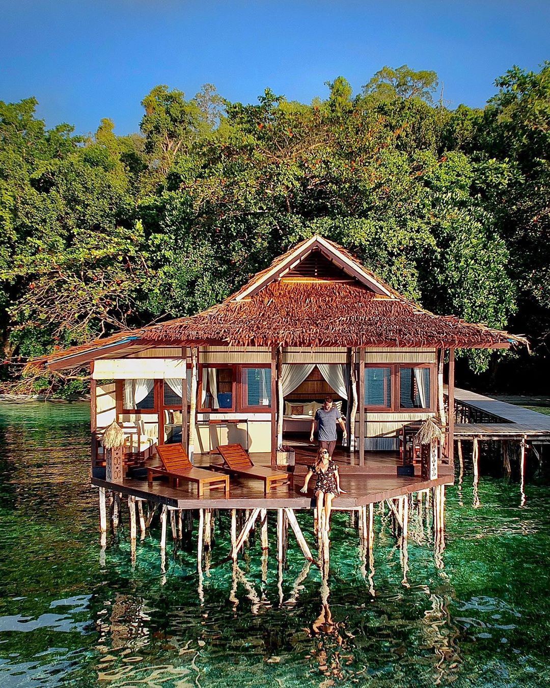 5 Resort Pinggir Pantai Terbaik di Indonesia 2019, Rebahan Jadi Makin ...
