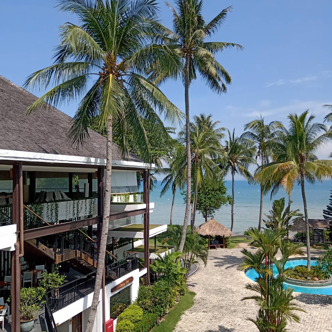 5 Resort Pinggir Pantai Terbaik di Indonesia 2019, Rebahan Jadi Makin ...