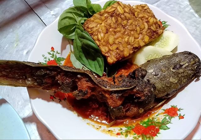 Kisah Unik di Balik Pembuatan Spanduk Pecel Lele Lamongan yang Seragam